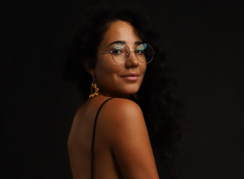 "Yoga sin ropa": Chilena apuesta por combinar el mindfulness con lo erótico en Arsmate